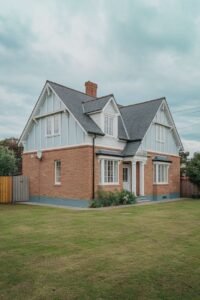 29 Elegant Exterior House Colors That Pair with Brick